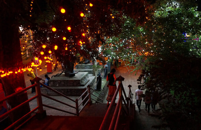 Poya Days Sri Lanka: Full Moon Buddhist Holiday | SLTG
